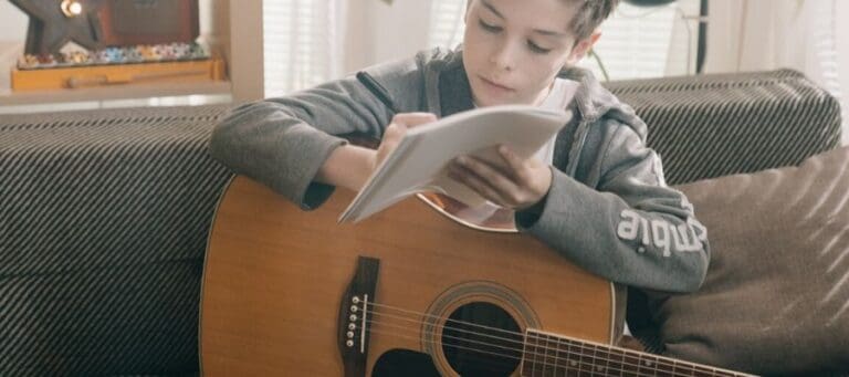 15 Easy Tips To Sing And Play Guitar At The Same Time – Rock Guitar ...